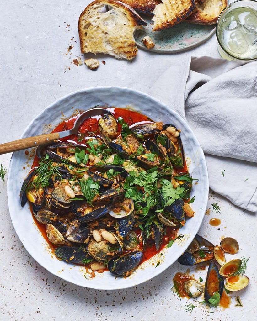 Mussels and clams with beans and sobrasada - delicious. magazine