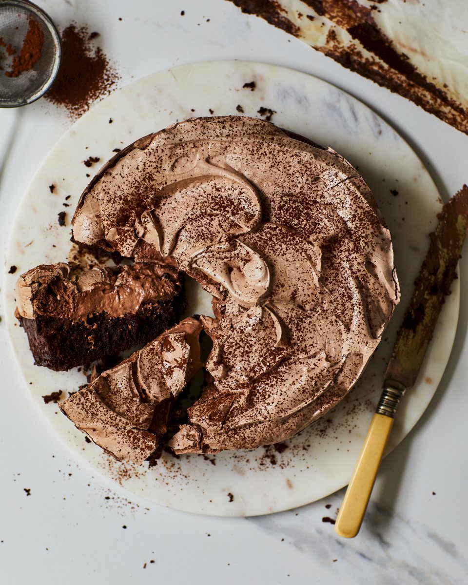 Chocolate meringue cake - delicious. magazine